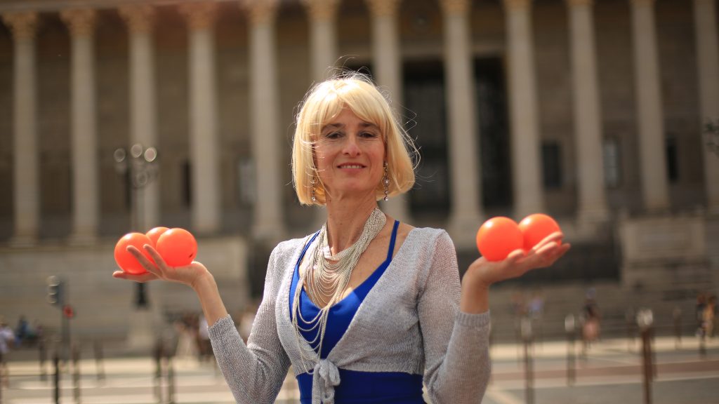 Une jongleuse de haut niveau Cie M'zèle jonglage